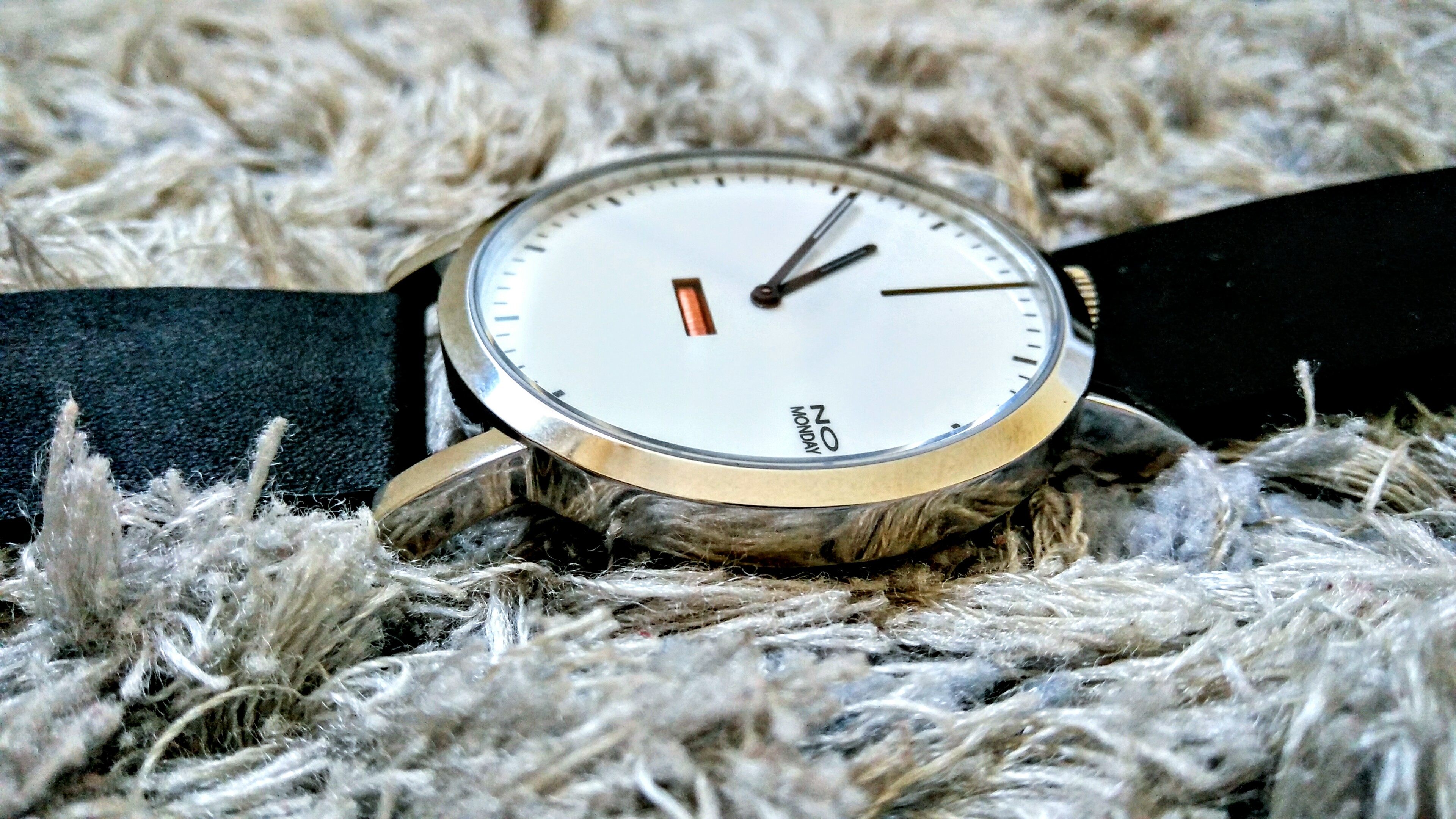 No Monday. Simple Yet Harmonious Watch! - New Labels Only